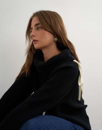 Topshop pull en maille c&ocirc;tel&eacute;e &agrave; col chemin&eacute;e nou&eacute; noir avec finitions ivoire-Blanc