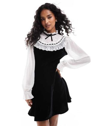 Miss Selfridge Robe courte brod&eacute;e en mousseline et velours - Noir et blanc-Multicolore