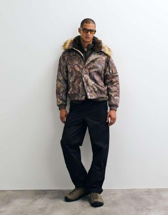 Obey N-2B parka courte camouflage avec capuche bord&eacute;e de faux-fur multicolore