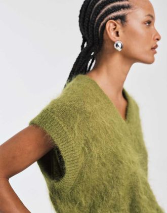 Asos Pull sans manches coupe carrée en mohair mélangé de qualité supérieure avec col V montant - Olive-Vert