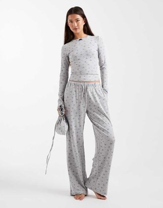 Daisy Street Geripptes Pyjama-Schlafset in Grau-Flieder mit Blumenmuster und passender Tasche