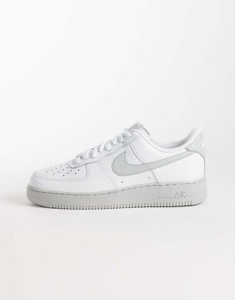 Nike Air Force 1 07 ESS - Sneaker in Wei&szlig; und Grau