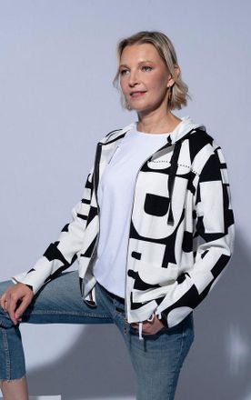 Passioni Strickjacke Schwarz wei&szlig;e Strickjacke mit abstraktem Schriftdesign Kapuze mit Tunnelzug, aufgesetzte Taschen