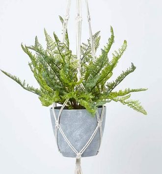 Homescapes H&auml;ngender K&uuml;nstlicher Farn im grauen Topf, K&uuml;nstliche Gr&uuml;npflanze H&auml;ngepflanze mit Blumenampel, Melamintopf, Seil und Haken, H&auml;ngende Farnpflanze im H