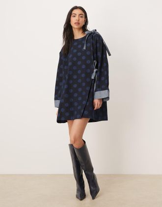 Ghospell Exclusivit&eacute; - Ghospell - Robe courte coupe carr&eacute;e en denim &agrave; pois et noeuds-Bleu