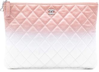 Chanel Clutches - Medium CC Quilted Aged Calfskin Ombre O Case Clutc - Gr. unisize - in Gold - f&uuml;r Damen