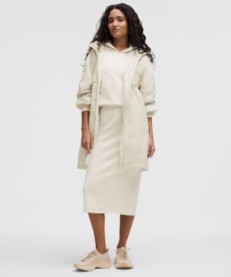 lululemon Leichter mittellanger Kapuzenmantel f&uuml;r Frauen - Gr&ouml;&szlig;e XL in Light Ivory