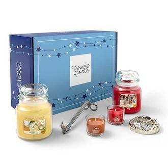 Yankee Candle Company Yankee Candle Coffret de Noël - 2 bougies parfumées en jarre moyenne, 2 bougies remplies, un coupe-mèche et un couvercle de bougie Illuma| Coffret de 