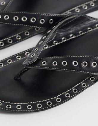 Asos Fisher - Sandales &agrave; entre-doigt et oeillets en cuir de qualit&eacute; sup&eacute;rieure - Noir