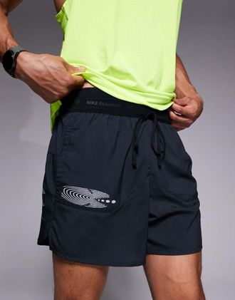 Nike Stride Dri-FIT - Lauf-Shorts in Schwarz, 5 Zoll Schrittl&auml;nge