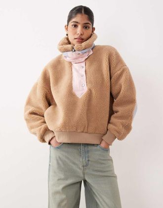 For Love & Lemons Caitlyn - Sweat &agrave; enfiler en imitation peau de mouton &agrave; empi&egrave;cements contrastants aux coudes - Camel-Brown