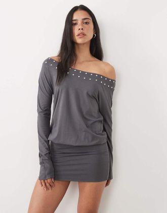 Motel robe courte &agrave; &eacute;paules d&eacute;nud&eacute;es orn&eacute;e de clous grise