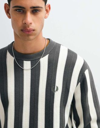 Fred Perry Pullover mit Strukturstreifen in Grau und Ecru-Multi