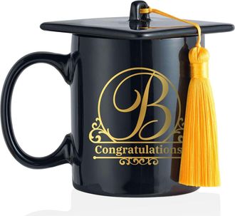 Onebttl Abschluss Geschenk 2025 - Doktorhut Bachelor Hut Tasse mit Buchstabe Initiale, Personalisierte Geschenke, Alphabet Becher Kaffeetasse für Bachelor Mas