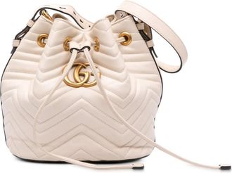 Gucci Hobo Bags - GG Marmont Matelasse Leather Bucket Bag - Gr. unisize - in Wei&szlig; - f&uuml;r Damen