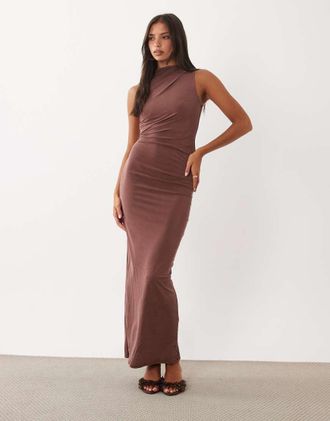 Asos Maxikleid mit hohem Ausschnitt und Drapierung, &auml;rmellos, in Schokobraun-ROT