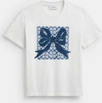 Coach Signature Square Bow Klassisches T-Shirt Aus Bio-Baumwolle f&uuml;r Frauen in Wei&szlig;, Gr&ouml;&szlig;e Mittel | Biobaumwolle