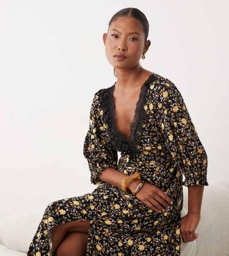 Miss Selfridge Robe longue style r&eacute;tro en tissu fil&eacute; avec bordures en dentelle et imprim&eacute; fleuri fonc&eacute;-Multi