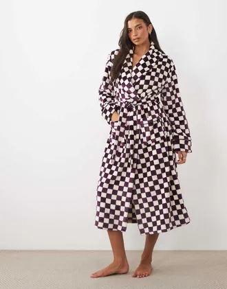Chelsea Peers peignoir en polaire douce &agrave; col ch&acirc;le avec passepoil, motif damier violet-Rouge