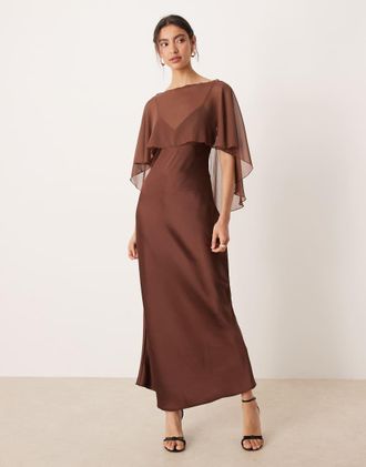 Asos Robe longue en satin avec d&eacute;tail cape - Chocolat-Brown