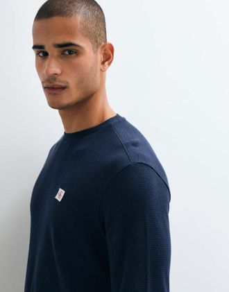 Calvin Klein Jeans t-shirt &agrave; manches longues en maille gaufr&eacute;e avec &eacute;tiquette tiss&eacute;e bleu marine
