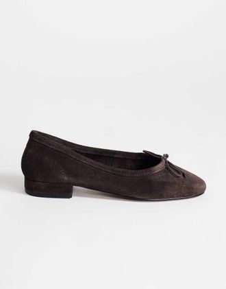 Topshop Dottie ballerines &agrave; talon carr&eacute; en daim v&eacute;ritable couleur chocolat-Marron
