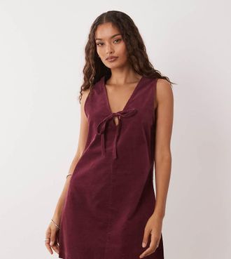 Nobody's Child Nila - Robe chasuble courte en velours c&ocirc;tel&eacute; avec liens - Bordeaux-Noir