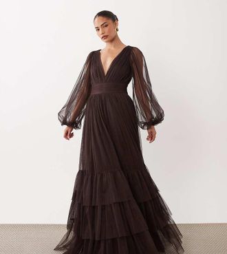 Lace & Beads Petite Lace & Beads robe longue en tulle &agrave; manches transparentes, d&eacute;collet&eacute; plongeant et &agrave; volants, couleur chocolat-Marron