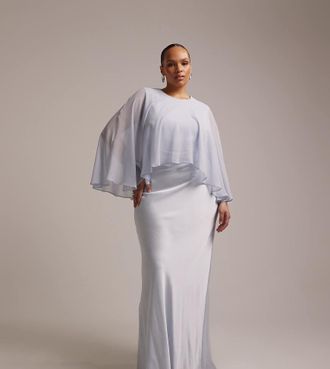 Asos Curve ASOS DESIGN - Linvit&eacute;e - Robe en mousseline satin&eacute;e coup&eacute;e en biais avec superposition cape transparente - Bleu