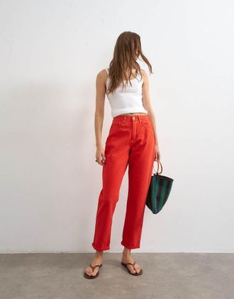 Topshop Loose-Fit-Mom-Jeans in Rot mit hohem Bund