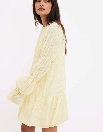 NA-KD Robe &agrave; manches fantaisie et dos &eacute;chancr&eacute; - Jaune clair