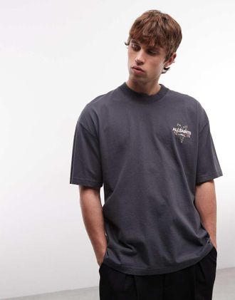 AllSaints Pentacle - Kurz&auml;rmliges T-Shirt in verwaschenem Schwarz mit Grafik-Logo-Stickerei und R&uuml;ckenprint