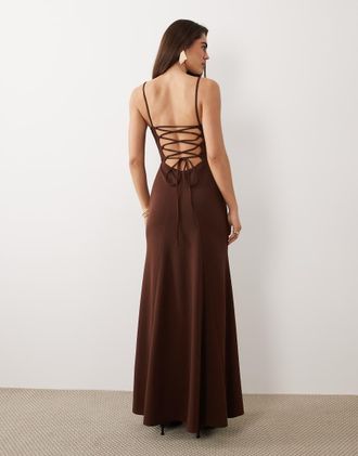 Asos Maxikleid in Schokobraun mit eckigem Ausschnitt und offener, geschn&uuml;rter R&uuml;ckseite-Brown