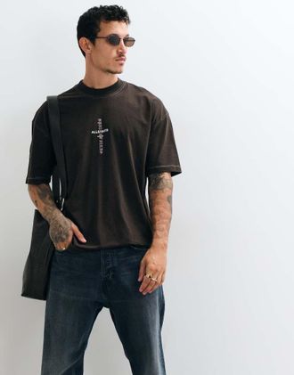 AllSaints Knox t-shirt &agrave; manches courtes avec logo brod&eacute; graphique, brun fonc&eacute;-Rouge