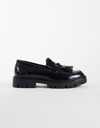 schuh Livvy - Klobige Loafer in schwarzer Lackoptik mit Bommel