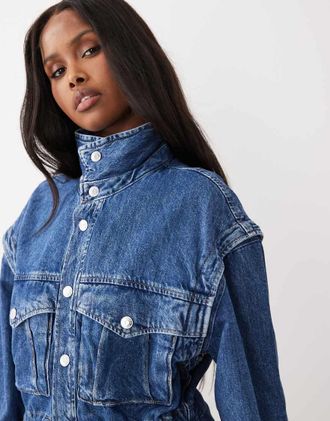 Gina Tricot Gina Tricot - Taillierte Jeansjacke in mittelblauer Waschung mit Stehkragen