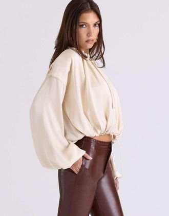 House of CB Talia - Blouse en satin ouverte sur le devant - &Eacute;cru-Neutre