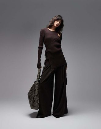 Arket Lang&auml;rmliges Wickeloberteil in Dunkelbraun mit Zierausschnitt-Brown