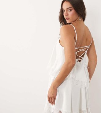 Fashionkilla Exclusivit&eacute; - Fashionkilla - Robe courte &agrave; volants &eacute;tag&eacute;s avec la&ccedil;age au dos et finitions en dentelle - Blanc