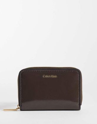 Calvin Klein Geldb&ouml;rse in gl&auml;nzendem Schokobraun mit Rei&szlig;verschluss und Folienlogo