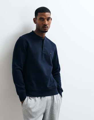 Tommy Hilfiger Sweatshirt mit Flaggenlogo und Henley-Knopfleiste in Marineblau