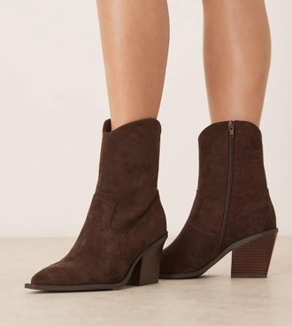 Asos Remedy - Bottines western larges &agrave; talon en su&eacute;dine - Chocolat-Marron