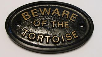 Artisan Wandschild Beware of the Tortoise für Haustür oder Gartenmauer, schwarz mit goldener Aufschrift