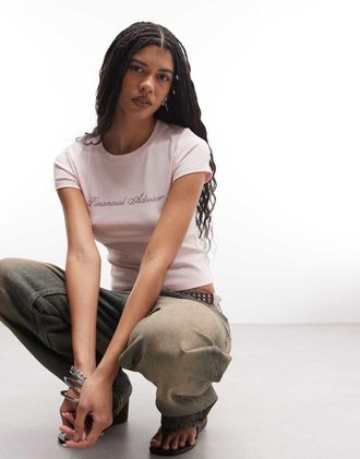 I.AM.GIA Odezia - Figurbetontes T-Shirt in Babyrosa mit Kapp&auml;rmeln und strassverzierter Financial Advisor-Grafik