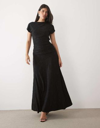 Asos robe longue d&eacute;vor&eacute;e &agrave; d&eacute;tail fronc&eacute; &agrave; manches courtes noire
