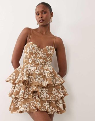 Asos Robe courte textur&eacute;e &agrave; volants &eacute;tag&eacute;s et broderies fleuries - Marron-multicolore