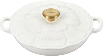 LE CREUSET Le Creuset Unterschrift emailliertem Gusseisen Blütenblatt Auflauf, 2,25qt., weiß w/goldenen Knopf