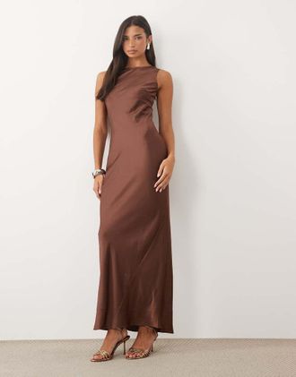 Tfnc Satin-Maxikleid mit U-Boot-Ausschnitt und Cape-Detail in Schokobraun
