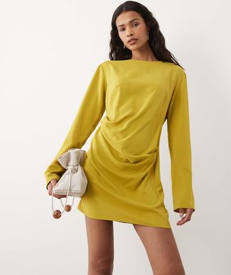 Asos Robe courte et fluide &agrave; manches longues avec d&eacute;tail fronc&eacute; sur le c&ocirc;t&eacute; - Dor&eacute;-Jaune