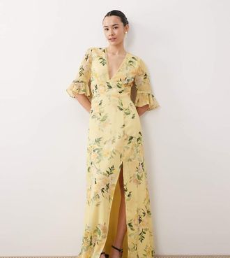 Hope & Ivy Petite Maxikleid in Gelb mit Blumenmuster, R&uuml;schen&auml;rmeln, hohem Schlitz und R&uuml;ckenausschnitt